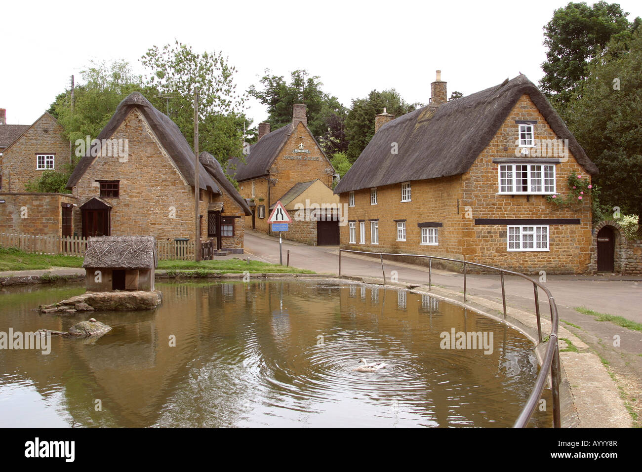 Oxfordshire Wroxton village pond Stock Photo - Alamy