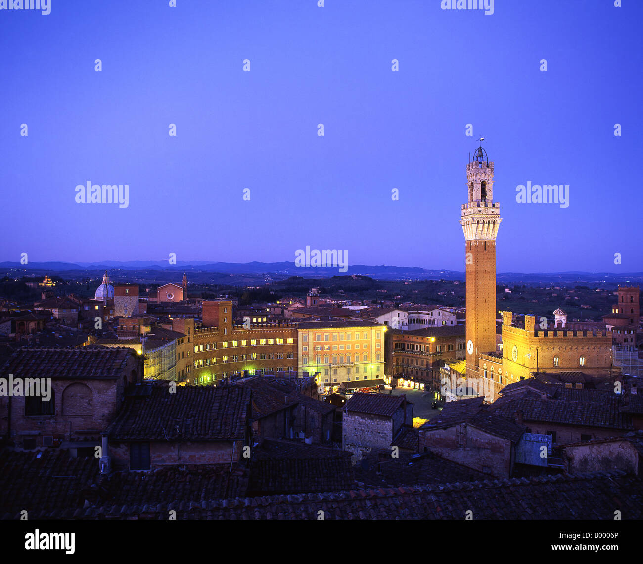 Italian piazza night hi-res stock photography and images - Alamy