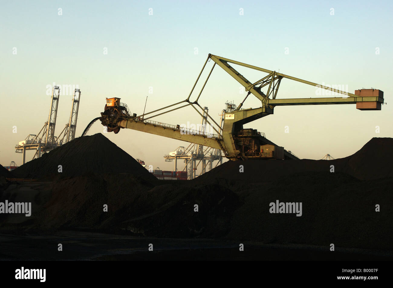 The EMO dry bulk terminal on Maasvlakte, raw materials such as iron ore ...