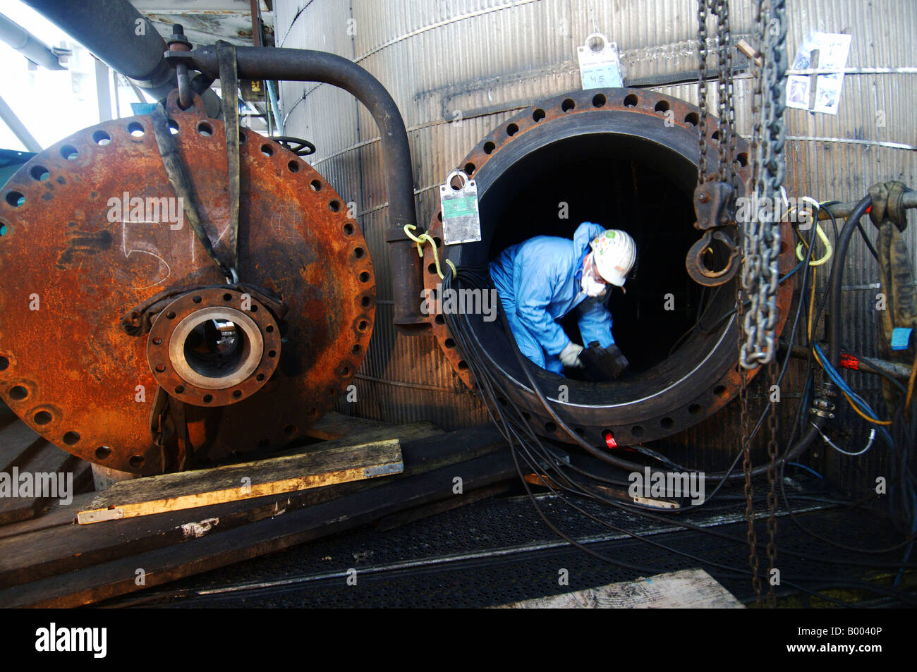 Port of Rotterdam refinery of Esso workers during a turnaround Stock ...