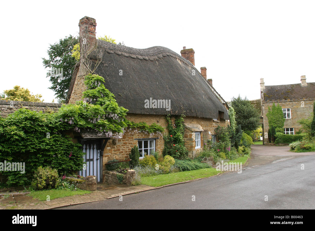 Oxfordshire Hook Norton the Crooked Thatch Stock Photo - Alamy