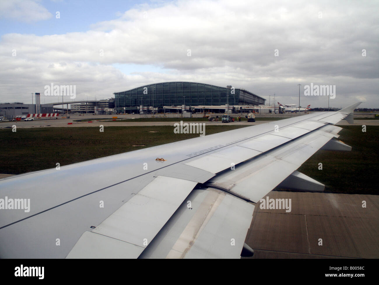Terminal 5 heathrow architecture hi-res stock photography and images ...