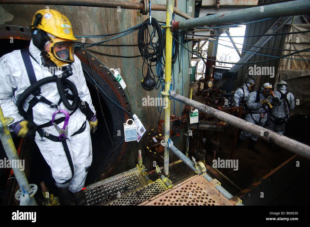 Port of Rotterdam refinery of Esso workers during a turnaround Stock ...