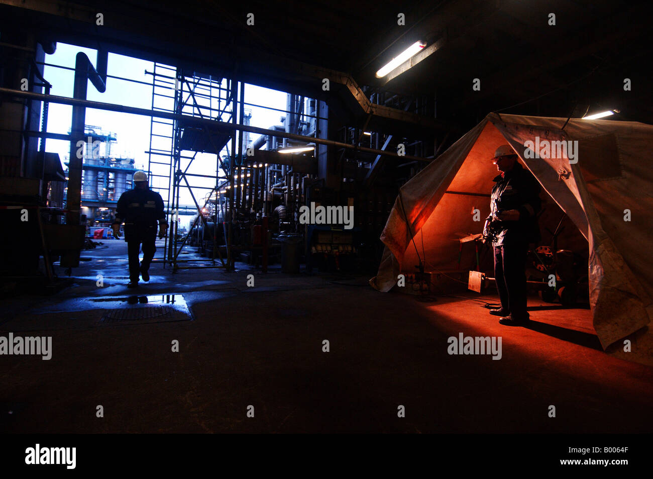 Port of Rotterdam refinery of Esso workers during a turnaround Stock ...