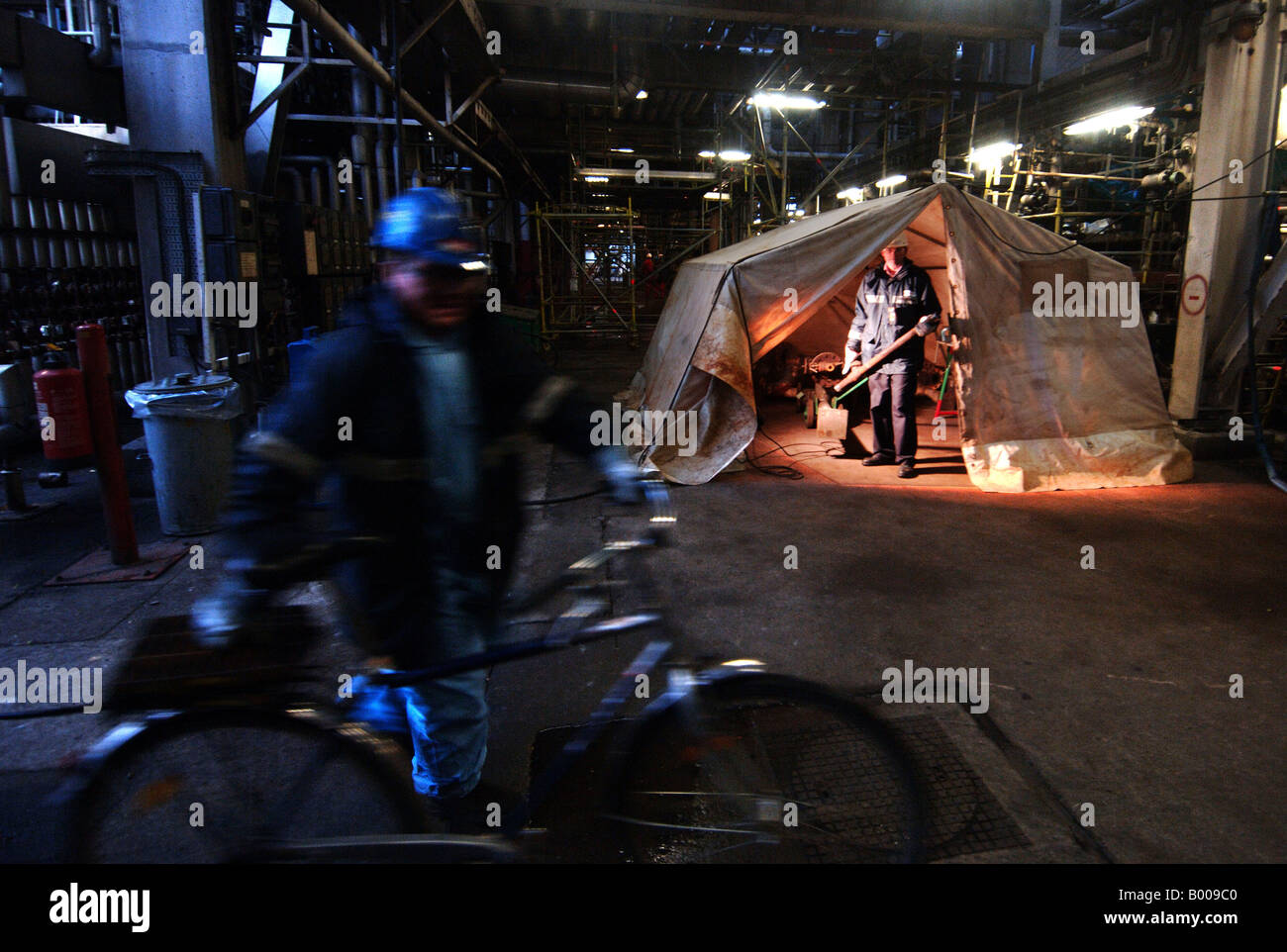 Port of Rotterdam refinery of Esso workers during a turnaround Stock ...