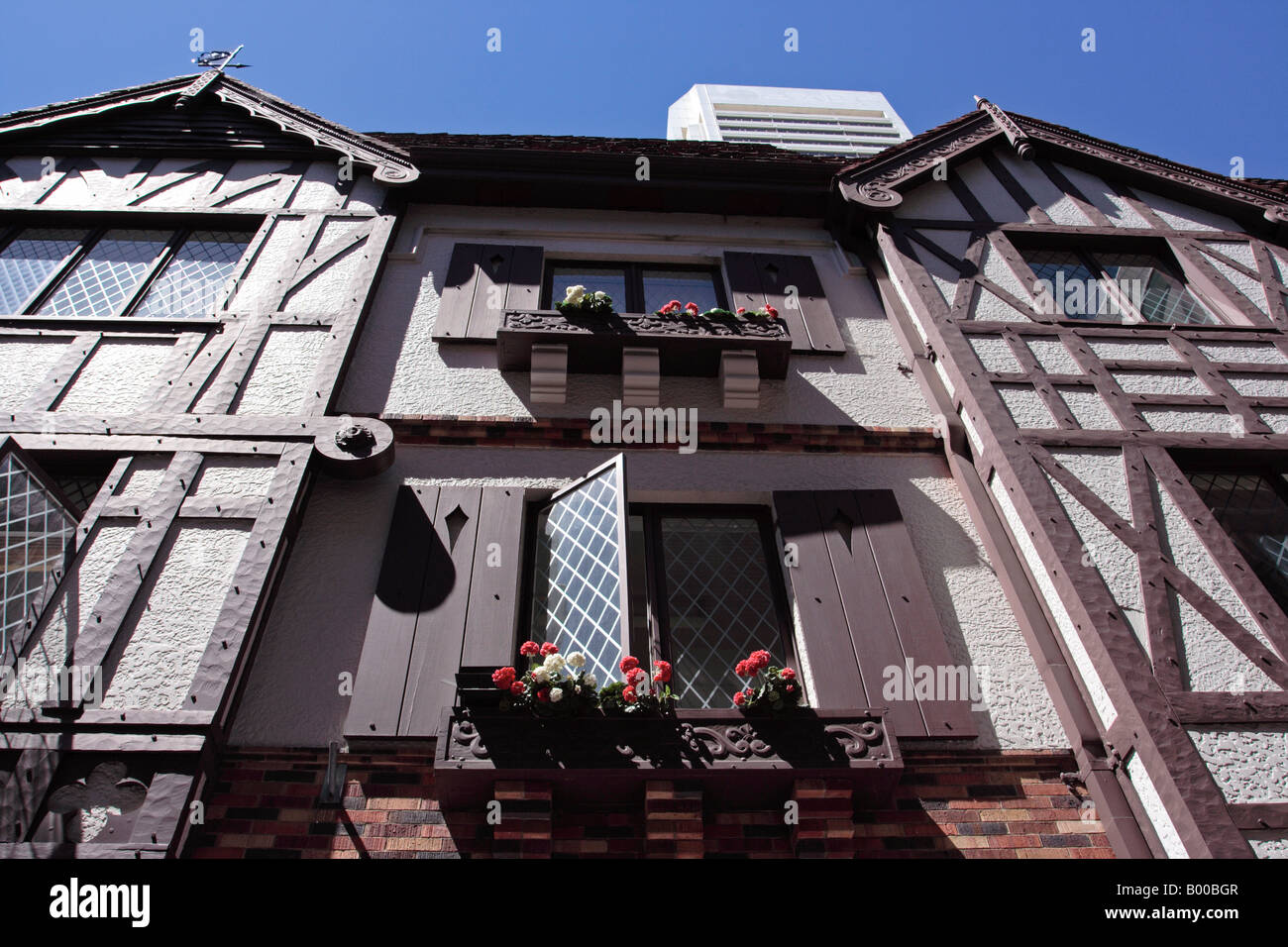 Tudor style architecture hi-res stock photography and images - Alamy