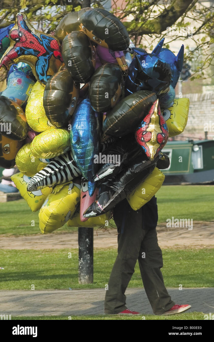 Selling childrens balloons hi-res stock photography and images - Alamy