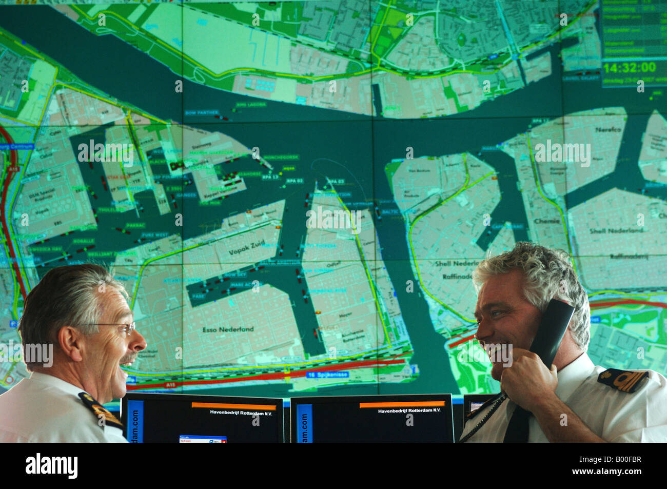 Control room screen world map hi-res stock photography and images - Alamy