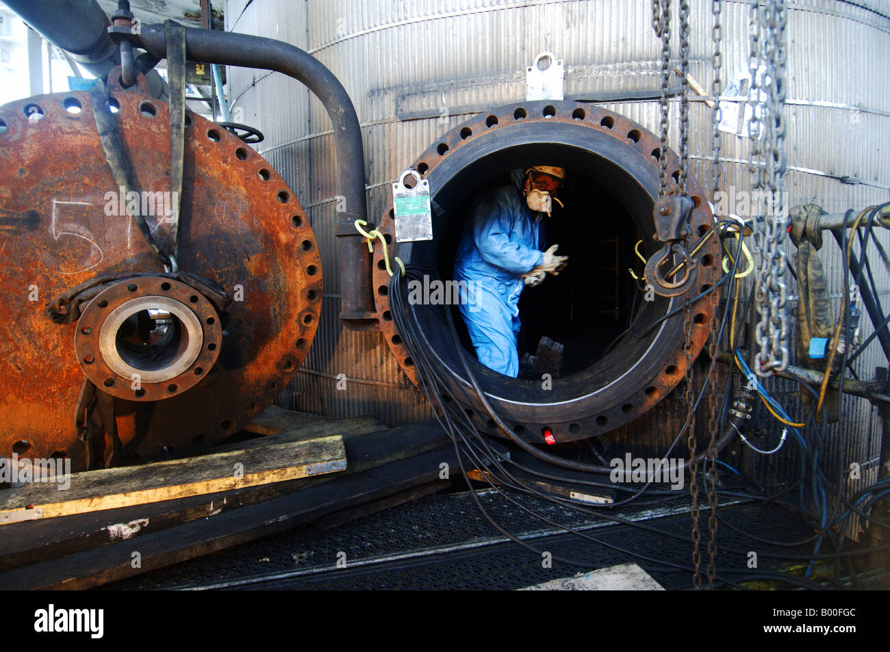 Port of Rotterdam refinery of Esso workers during a turnaround Stock ...