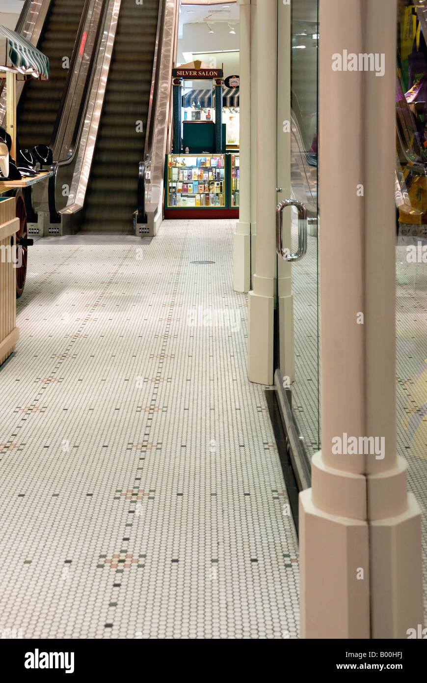 Open shop door floor hi-res stock photography and images - Alamy