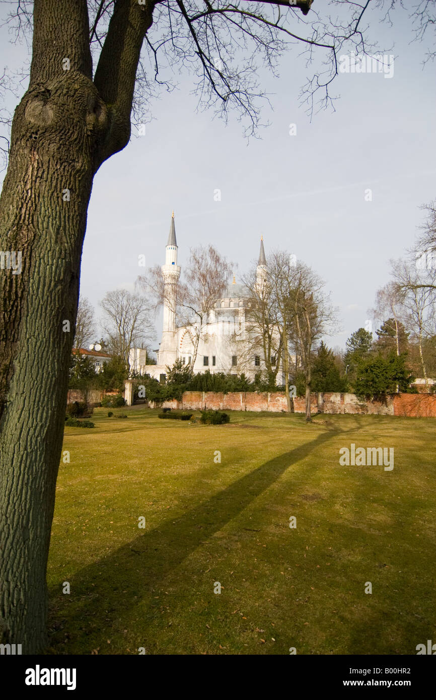 Mosque road hi-res stock photography and images - Alamy