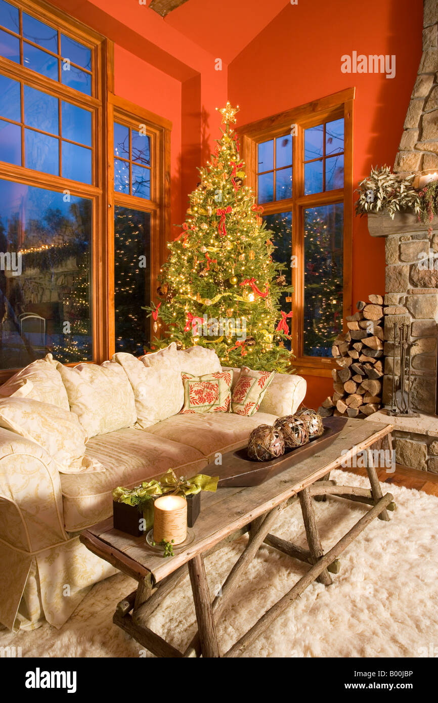 Ontario living room with Christmas tree Stock Photo - Alamy