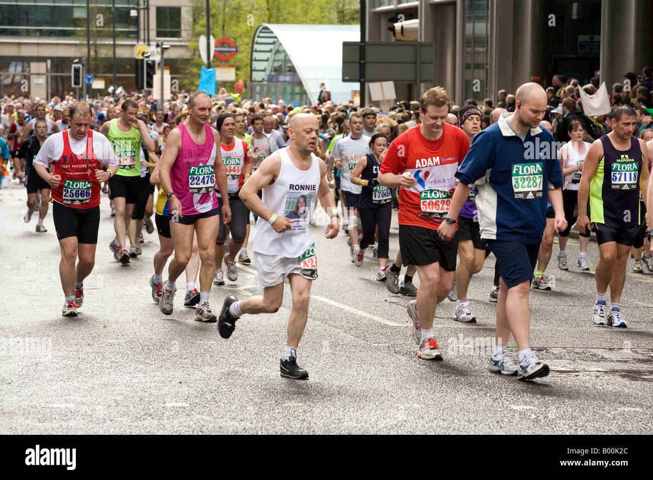 Runners at the London Marathon 2008, Canary Wharf London England Stock ...