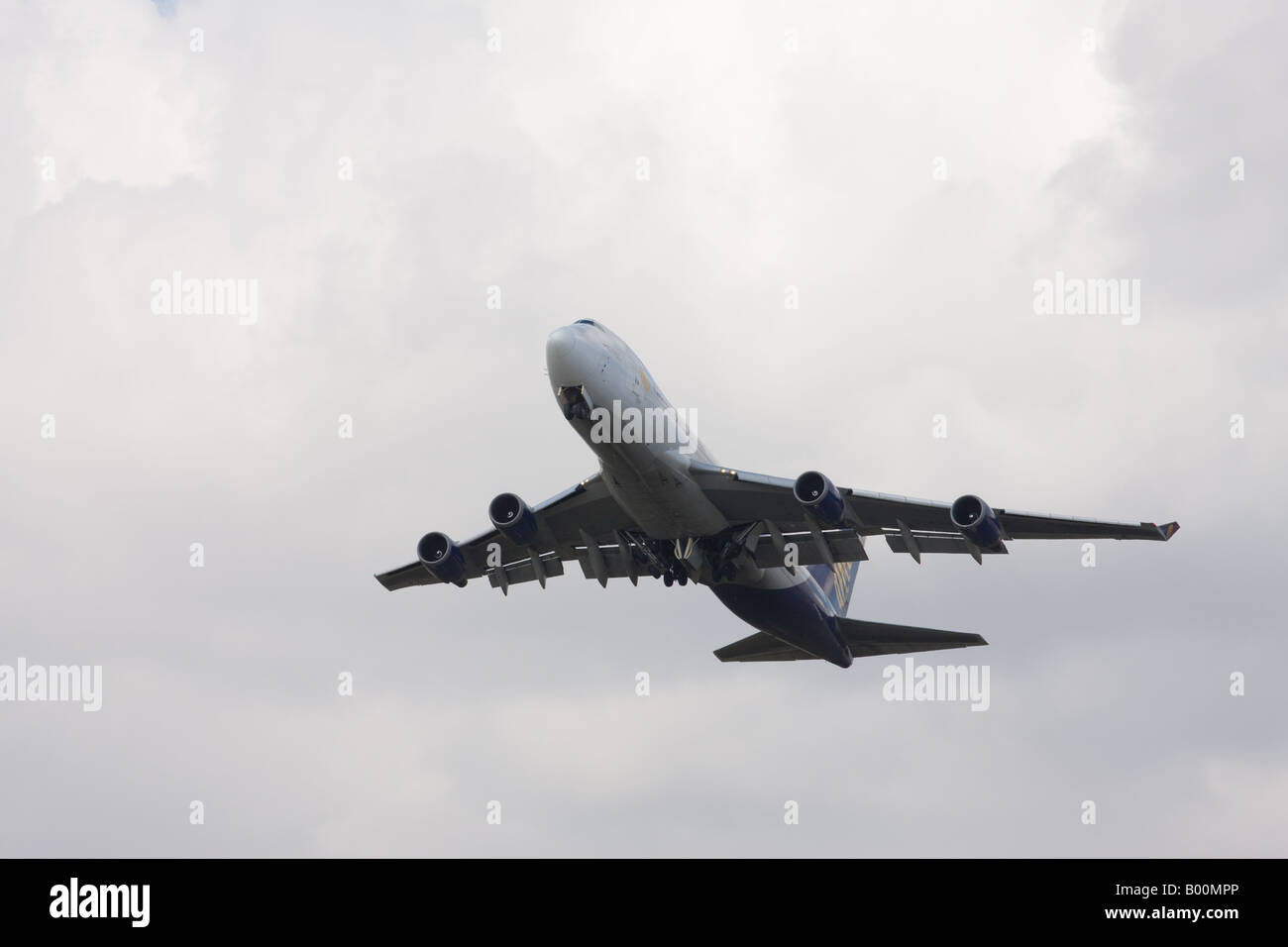 Boeing 747-47UF Freighter G-GSSB og Global Supply Systems Ltd in flight ...