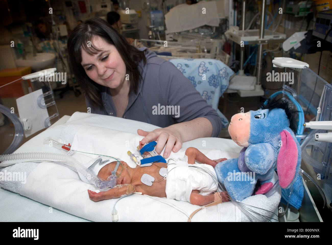 Mum with her premature baby on a neonatal intensive care unit Stock ...