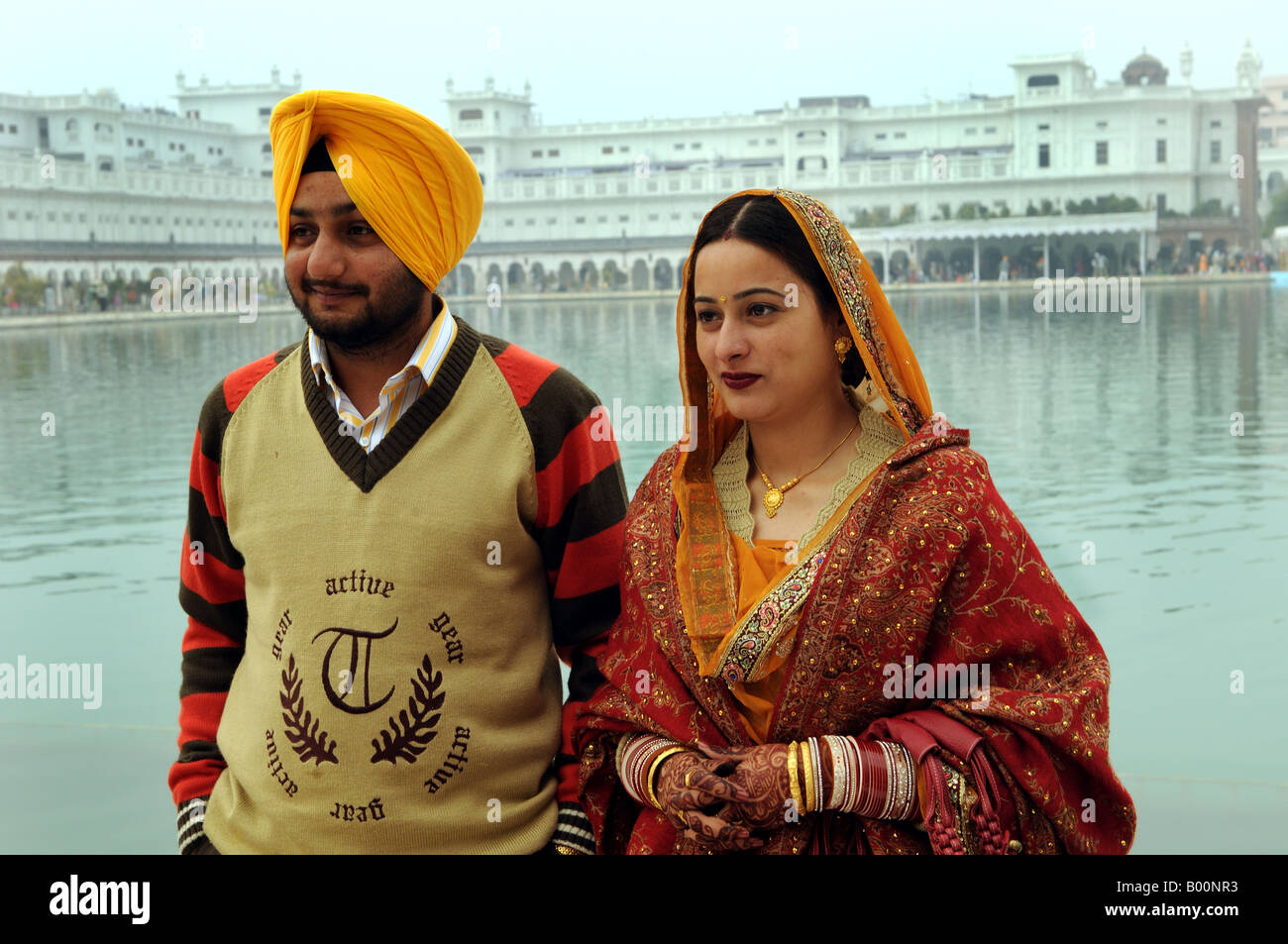 Amritsar golden temple couple hi-res stock photography and images - Alamy