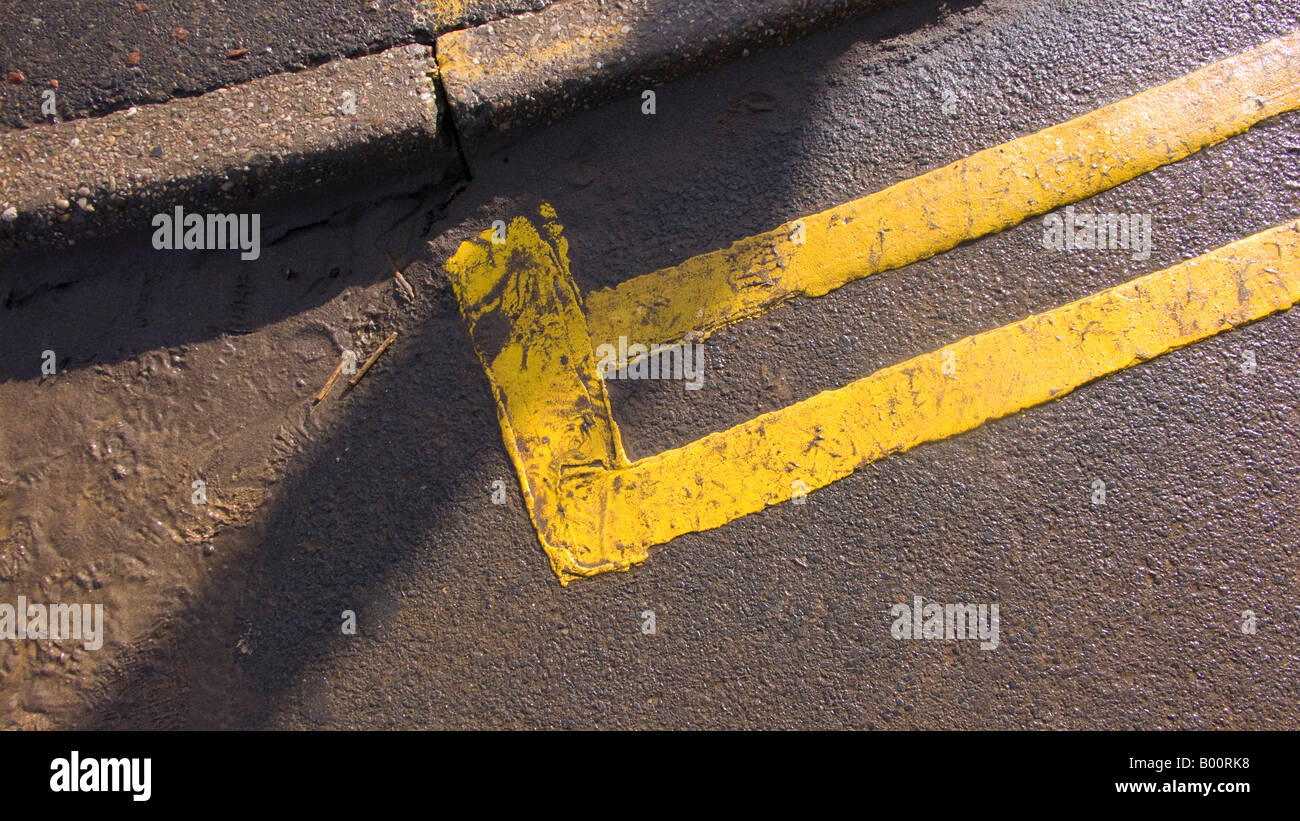 Yellow marking hi-res stock photography and images - Alamy