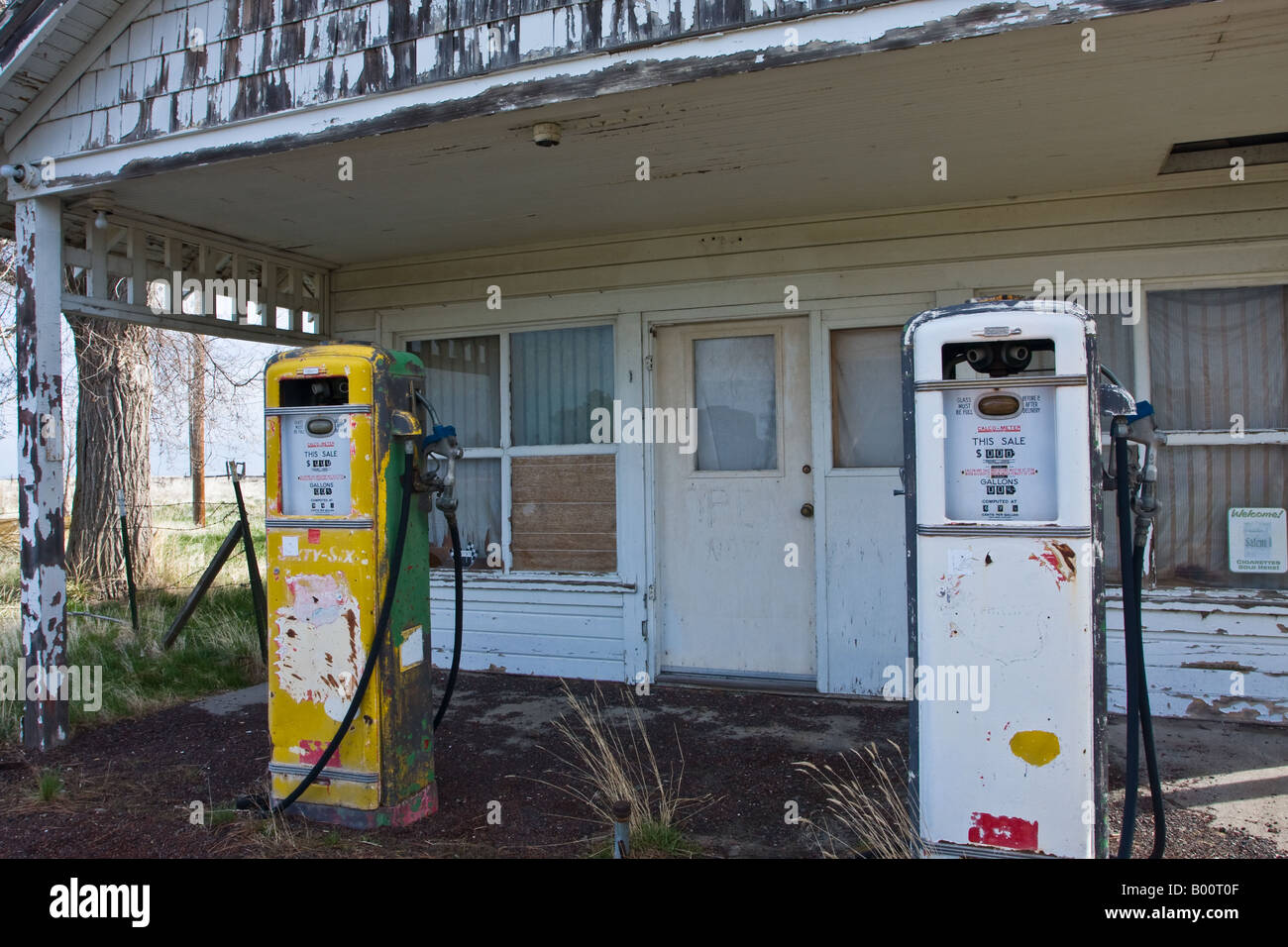 Old Gas Station in Kent Oregon Stock Photo - Alamy