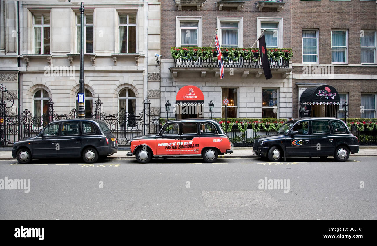 London taxi cab waiting outside hi-res stock photography and images - Alamy