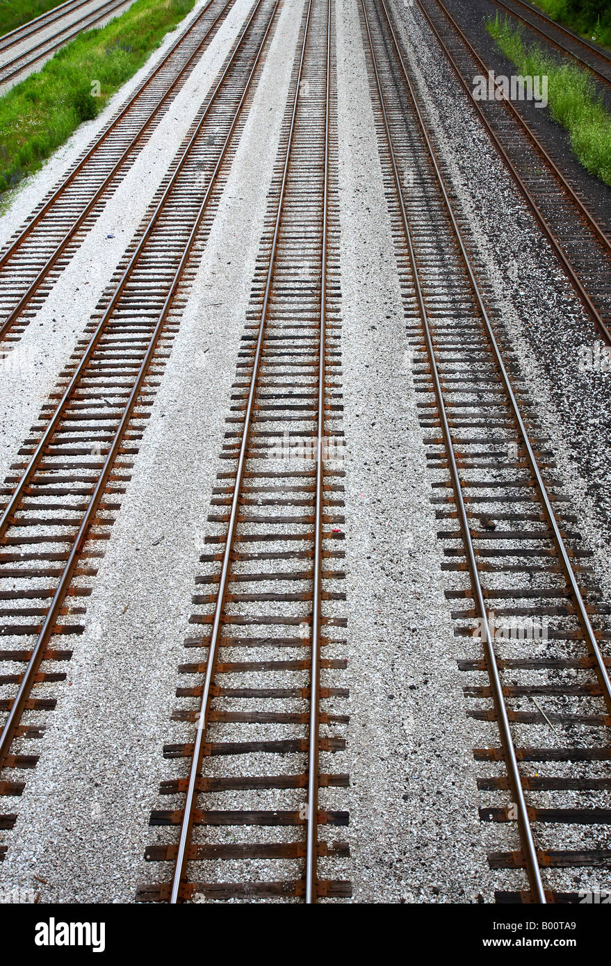 Train tracks converging Stock Photo - Alamy