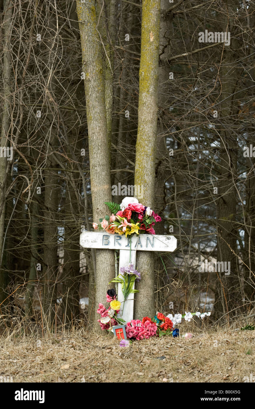Roadside memorial cross flower hi-res stock photography and images - Alamy