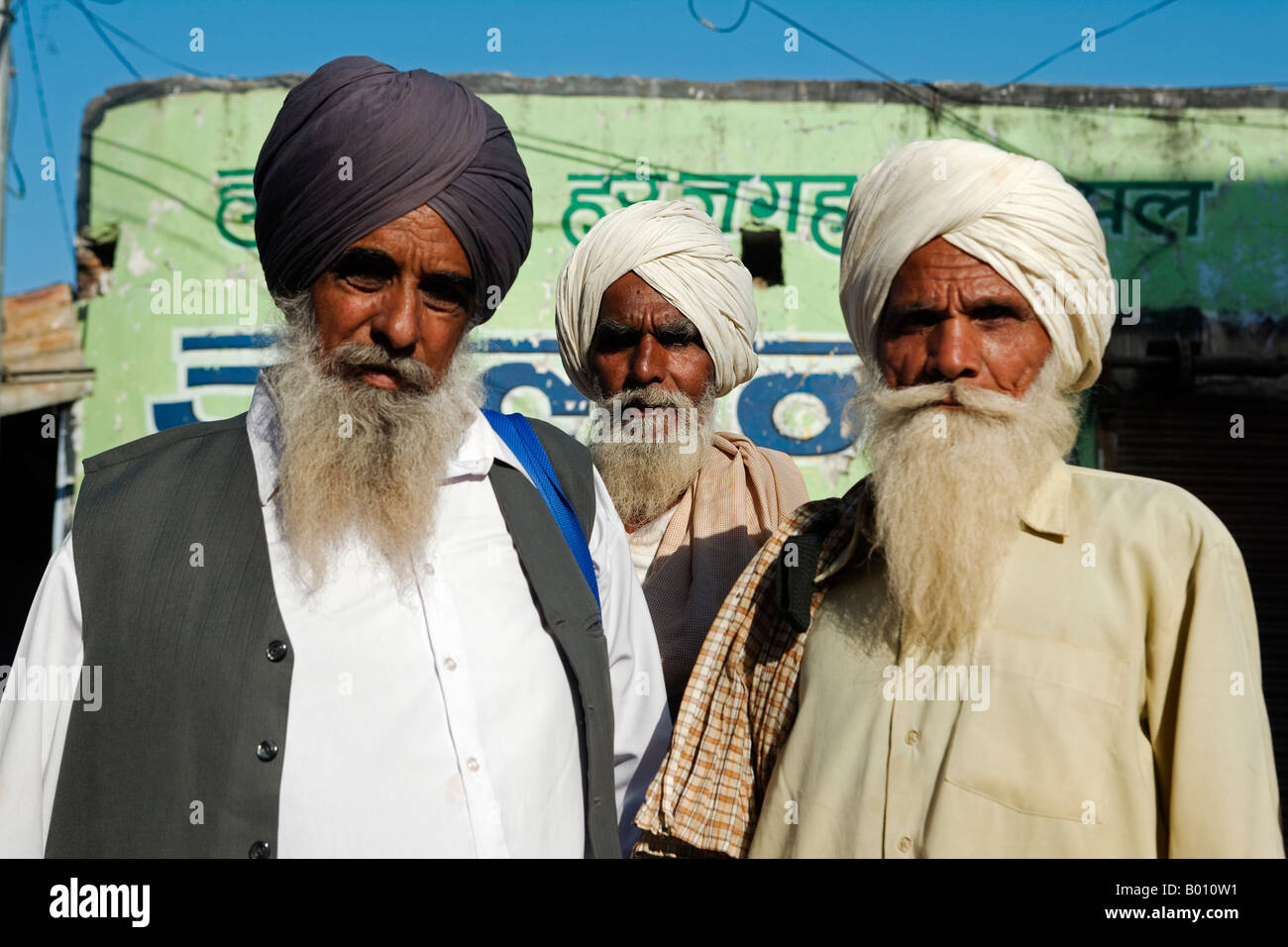 India, Rajasthan, Pushkar. A group of pilgrims at the world's largest ...