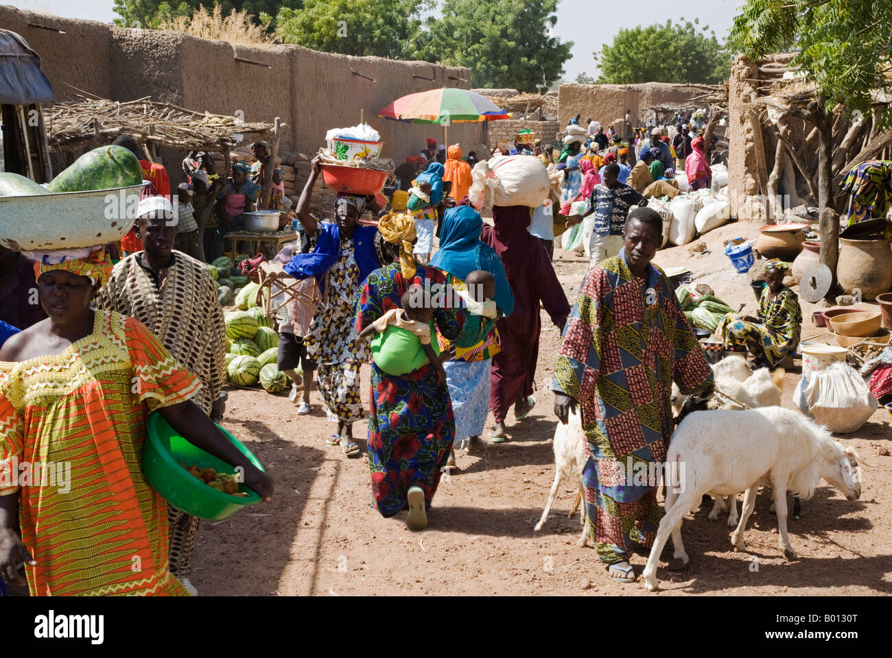Mali, Bamako, Tinan. A busy weekly market at the small rural centre of ...
