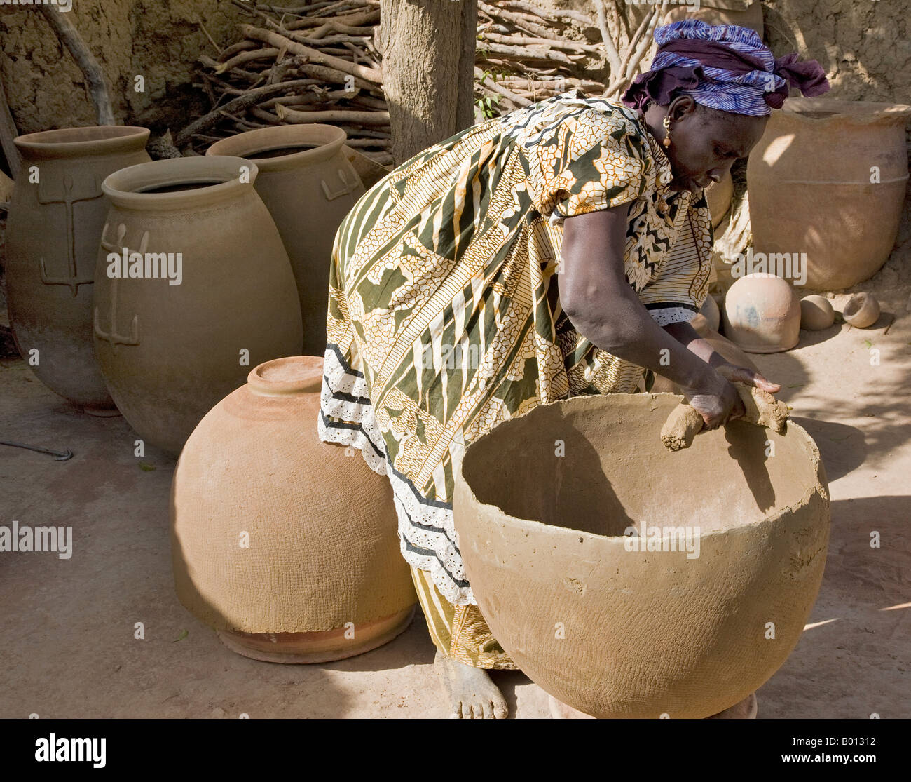 African making clay pots hi-res stock photography and images - Alamy