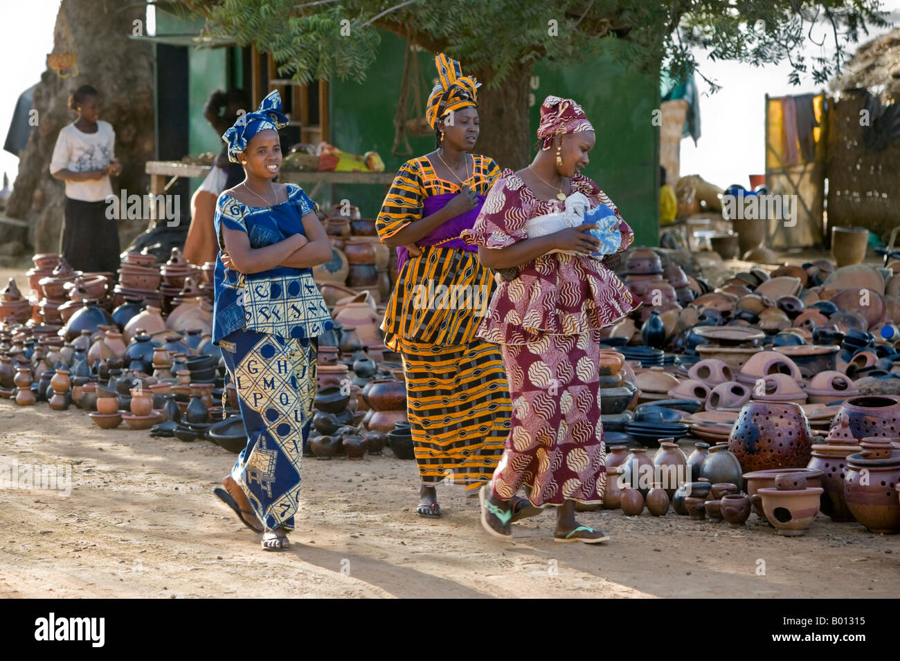 Mali pottery hi-res stock photography and images - Alamy