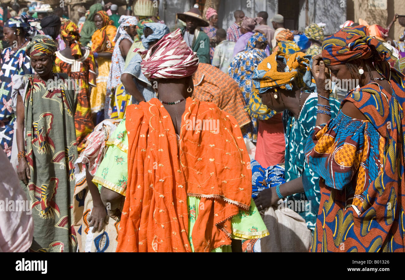 Thronged with people hi-res stock photography and images - Alamy