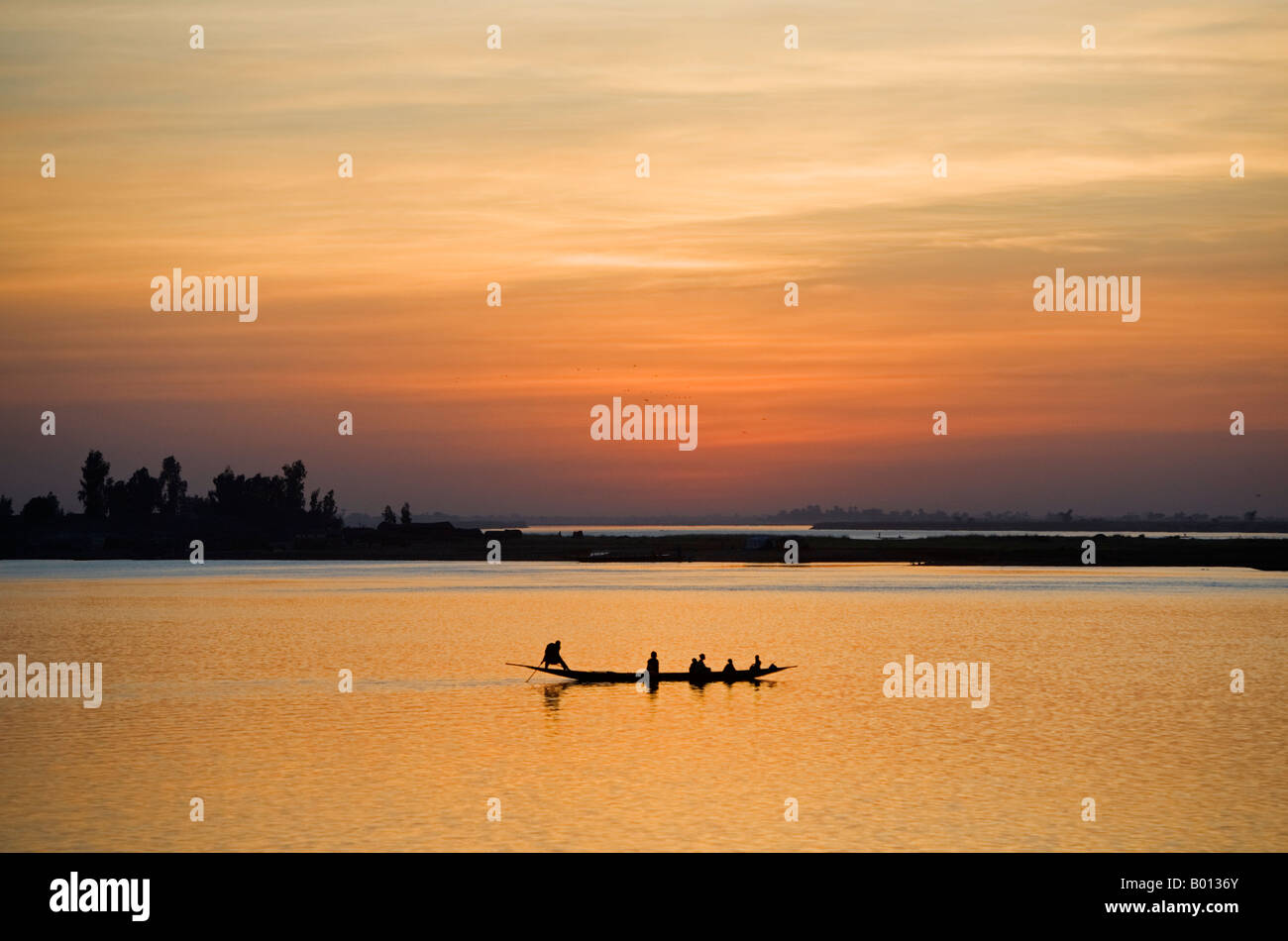 Mopti african sunset boat hi-res stock photography and images - Alamy