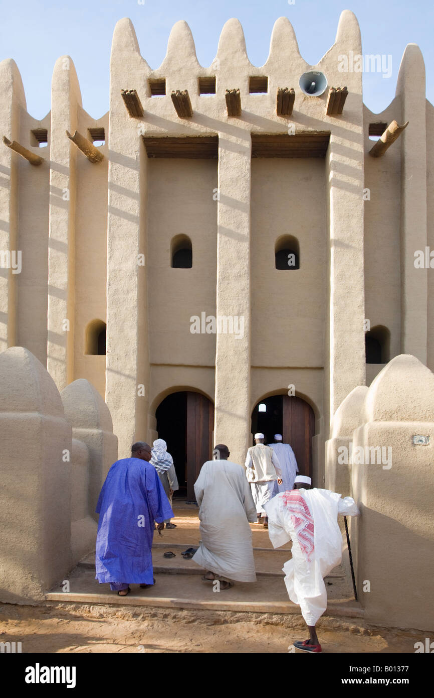 Mali, Mopti. The faithful being called to prayers in the fine Sudan ...