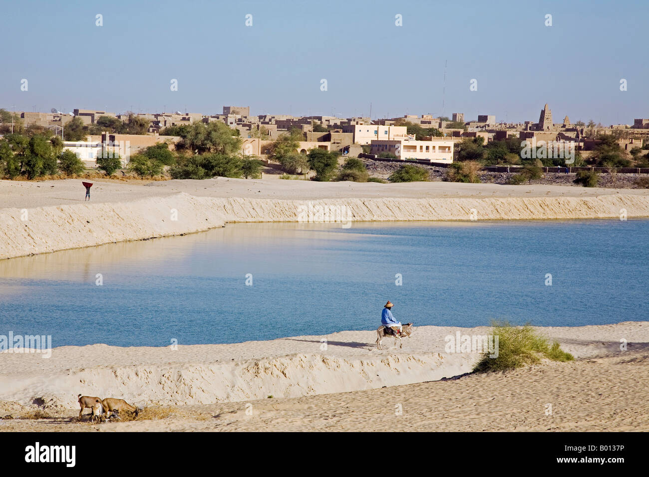 Mali, Timbuktu. An overall view of Timbuktu from the channel that ...