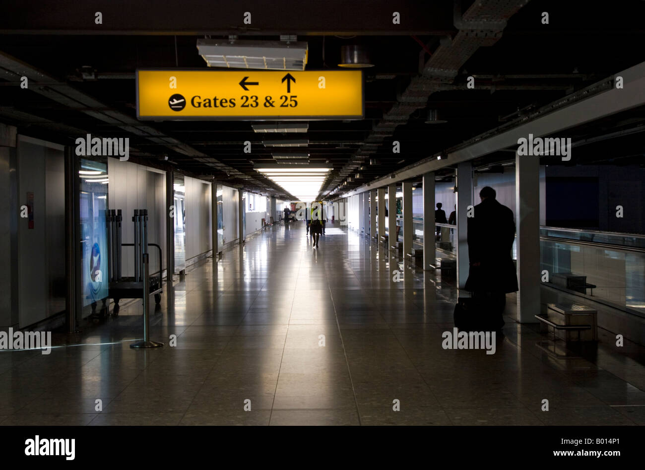 Heathrow, Terminal 3 passenger concourse Stock Photo - Alamy
