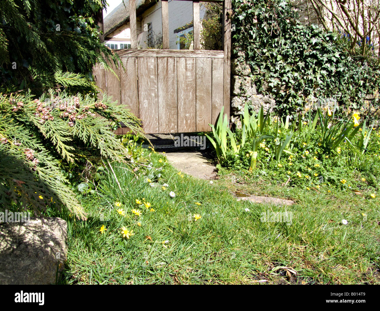 Old wooden gate leading to an english cottage Stock Photo - Alamy