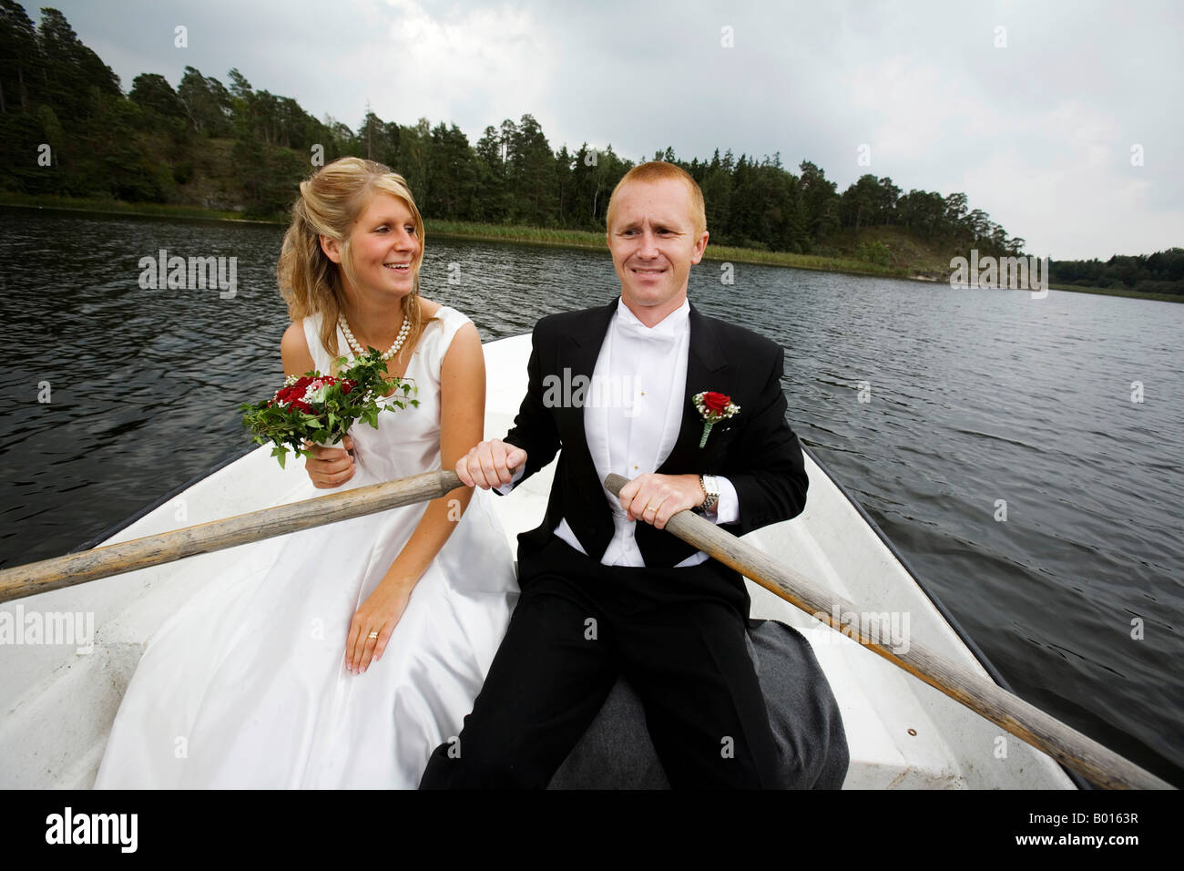 wedding couple in a rowing boat Stock Photo - Alamy