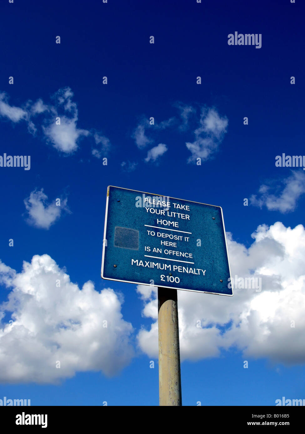 Litter penalty sign at roadside UK Stock Photo - Alamy