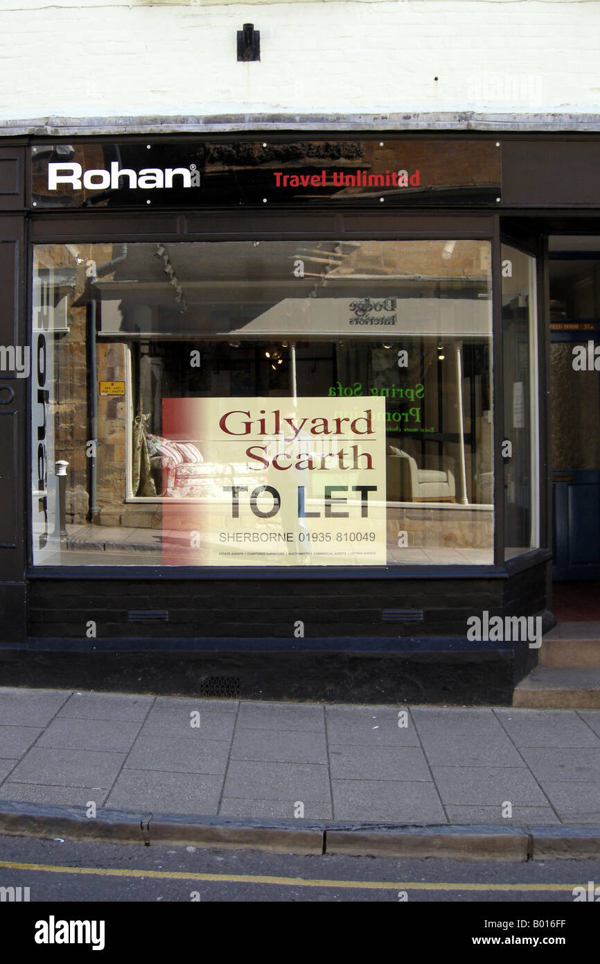A To Let sign in a vacant store window Stock Photo - Alamy