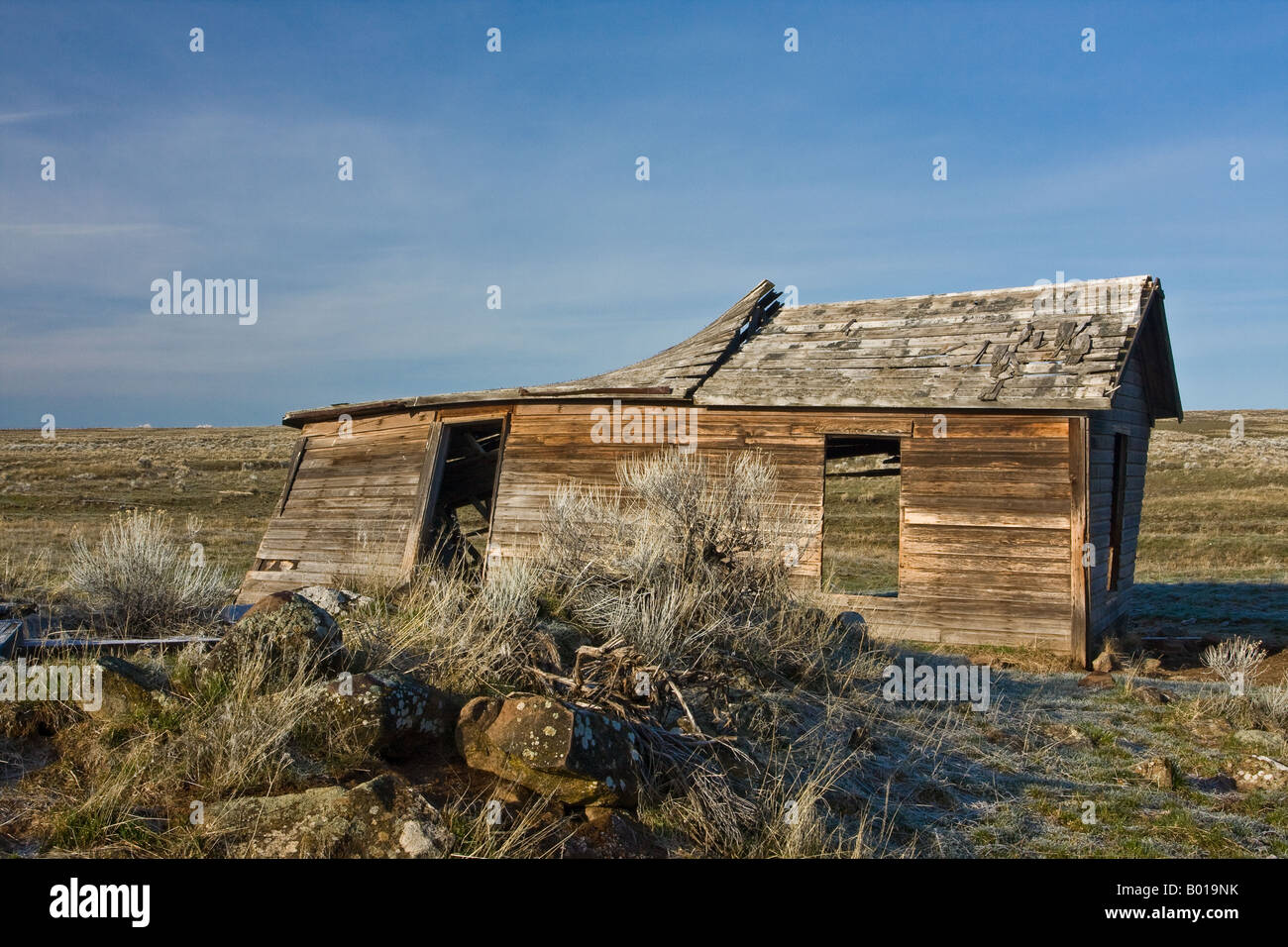 Small Old Farm House Near Kent in Central Oregon Stock Photo - Alamy