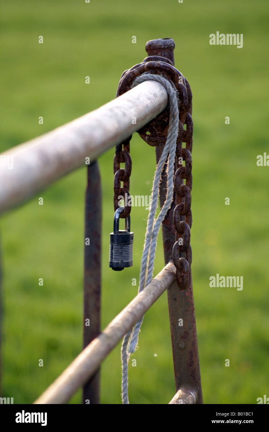 A padlock on a farm gate Stock Photo - Alamy