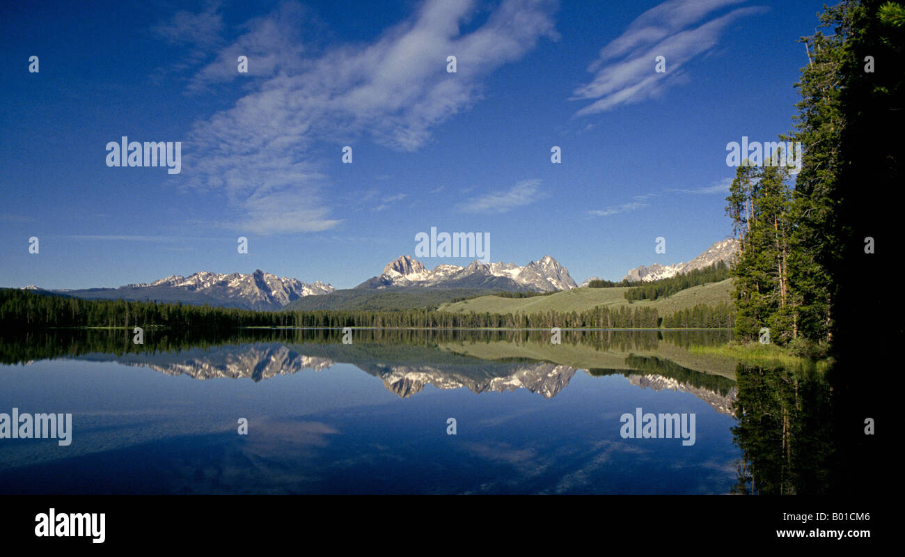 A view of the peaks of Sawtooth Mountains in the Sawtooth Wilderness ...