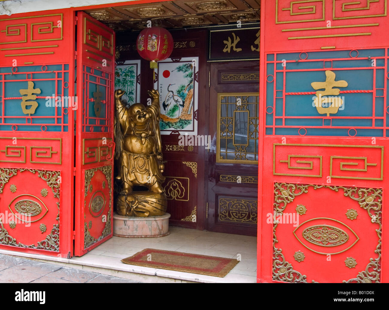 Chinese red door hi-res stock photography and images - Alamy