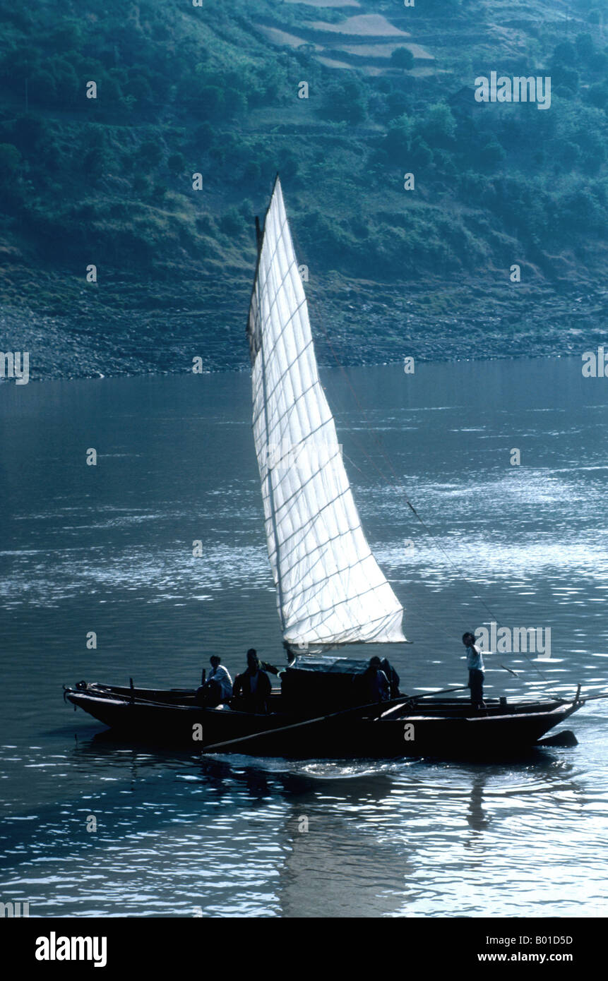 Junk under sail going downstream near the Three Gorges of the Yangtze ...