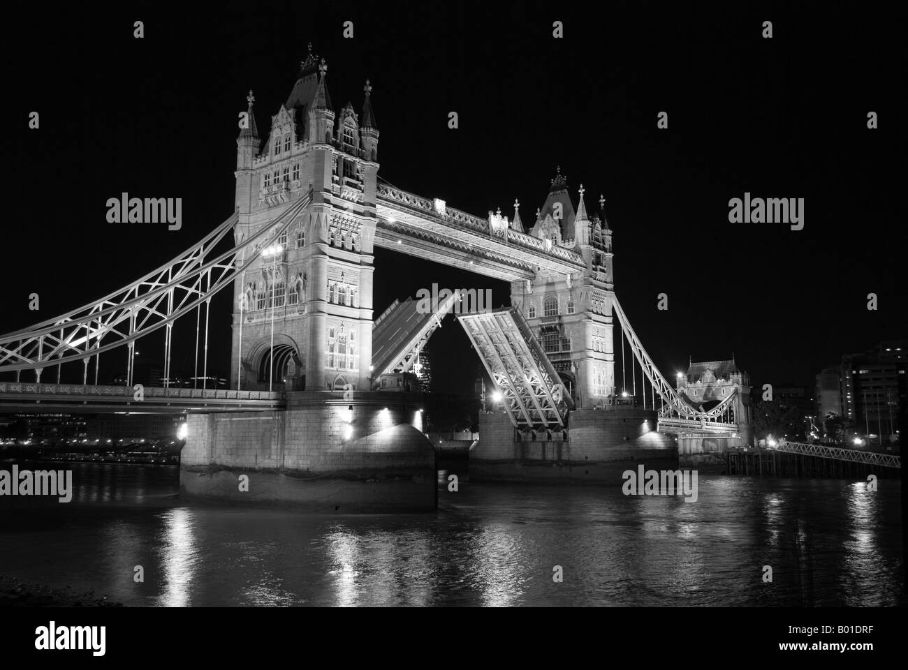 London tower bridge city night Black and White Stock Photos & Images ...