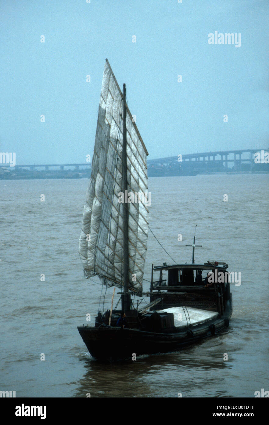 Chinese junk yangzi river hi-res stock photography and images - Alamy
