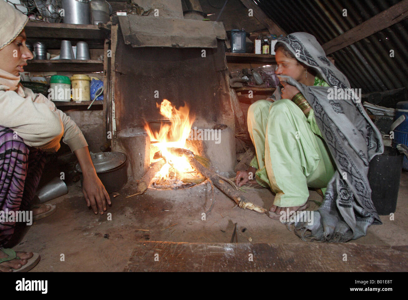Earthquake victims in an emergency shelter, Bani Muri, Pakistan Stock ...