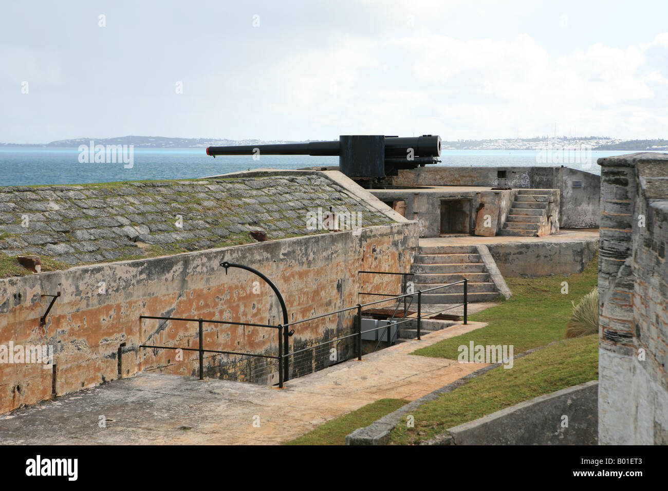Gun and fortifications at the dockyard Bermuda Stock Photo - Alamy