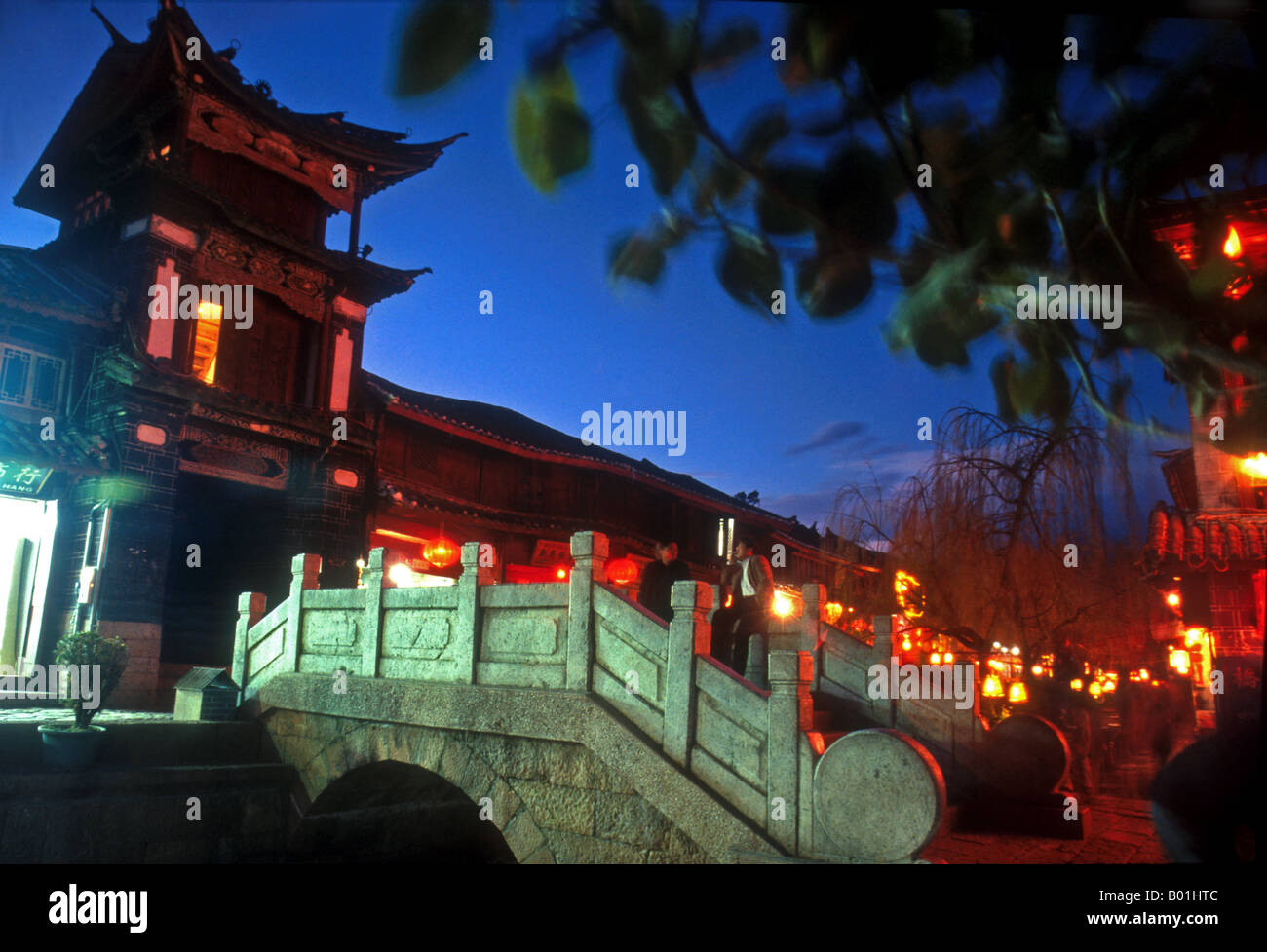 Stone bridge in Lijiang Old Town at night Stock Photo - Alamy