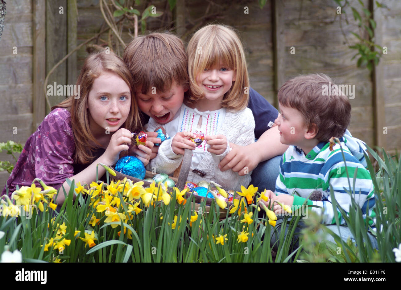 Kids hunting for easter eggs hi-res stock photography and images - Alamy