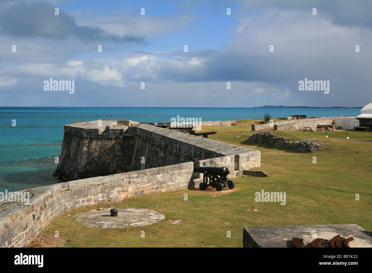 Gun and fortifications at the dockyard Bermuda Stock Photo - Alamy